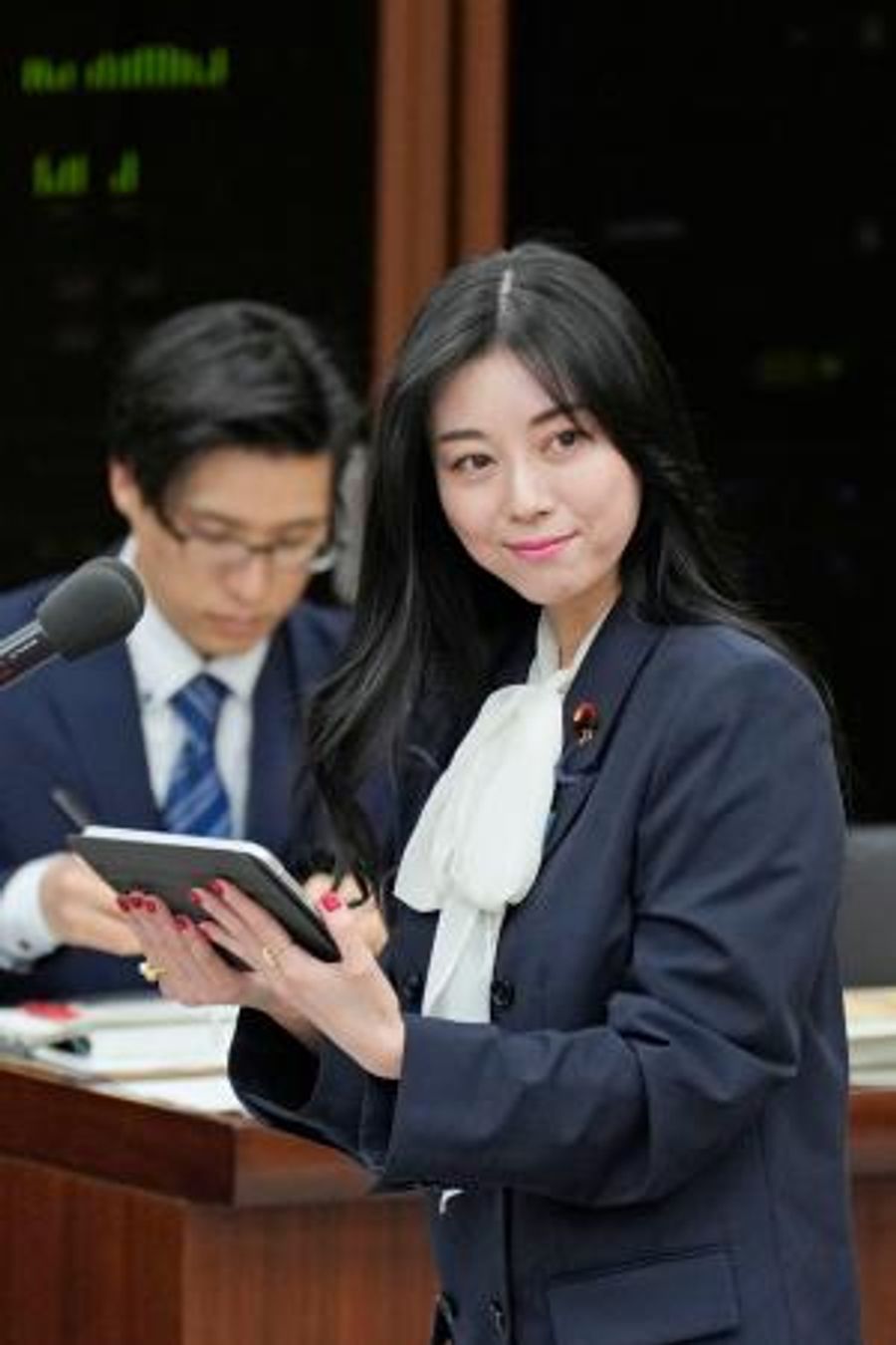 聴覚障害議員の斉藤氏、初質疑 「筆談ホステス」、タブレットで | 高知新聞