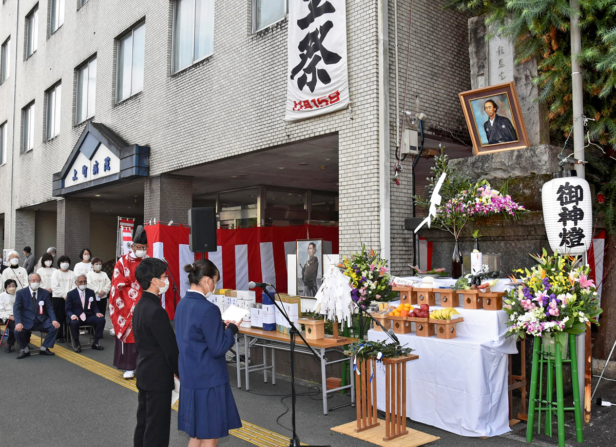 高知県で坂本龍馬聖誕祭が行われる 地元小中学生らが龍馬の「平和の願い」を継ぐ [377482965]