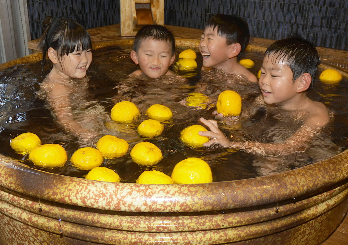 村産のユズ風呂気持ちえい！高知・北川村温泉、冬至前に園児を招待 | 高知新聞