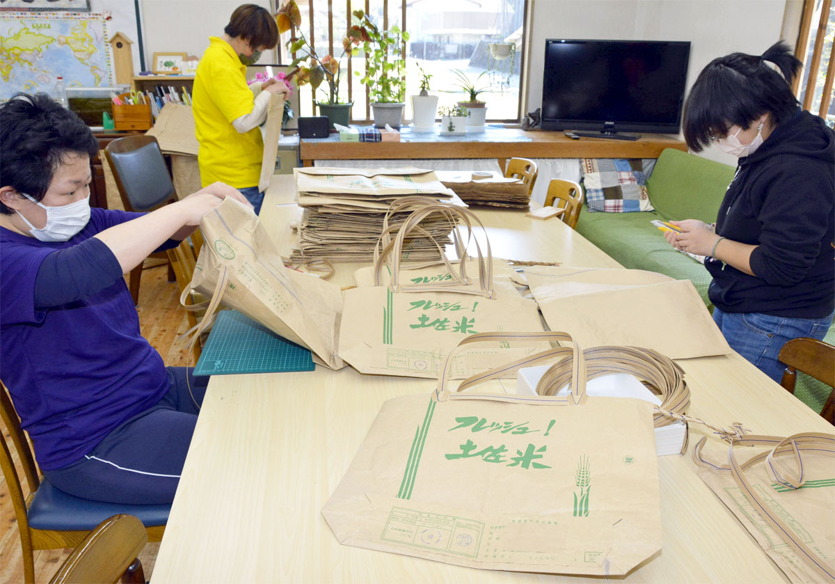 米袋再利用のエコバッグ登場 考案者「地域に収益を」 高知県四万十市西土佐 | 高知新聞
