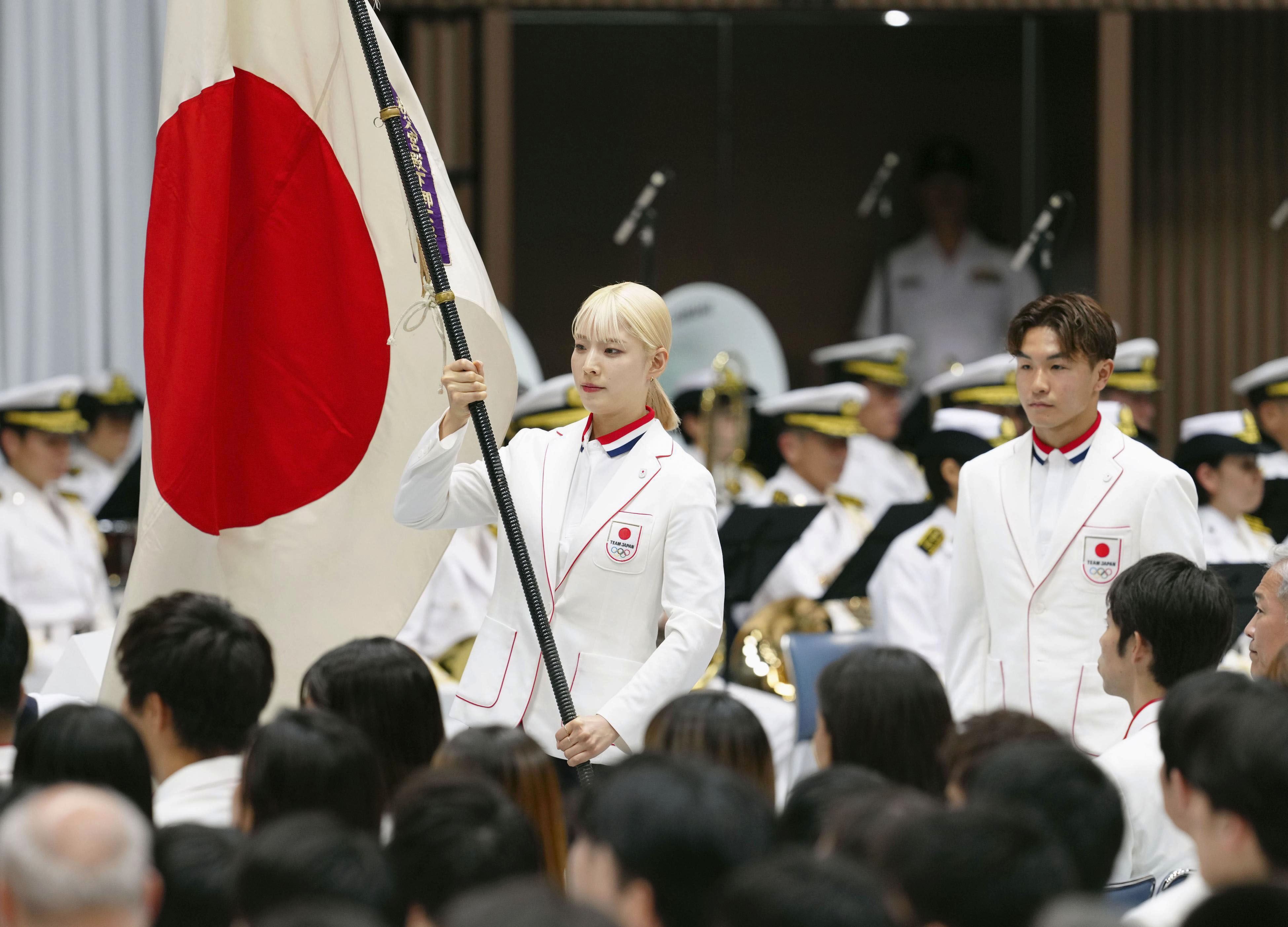 パリオリンピック 日本の旗手に江村選手と半井選手 | 高知新聞