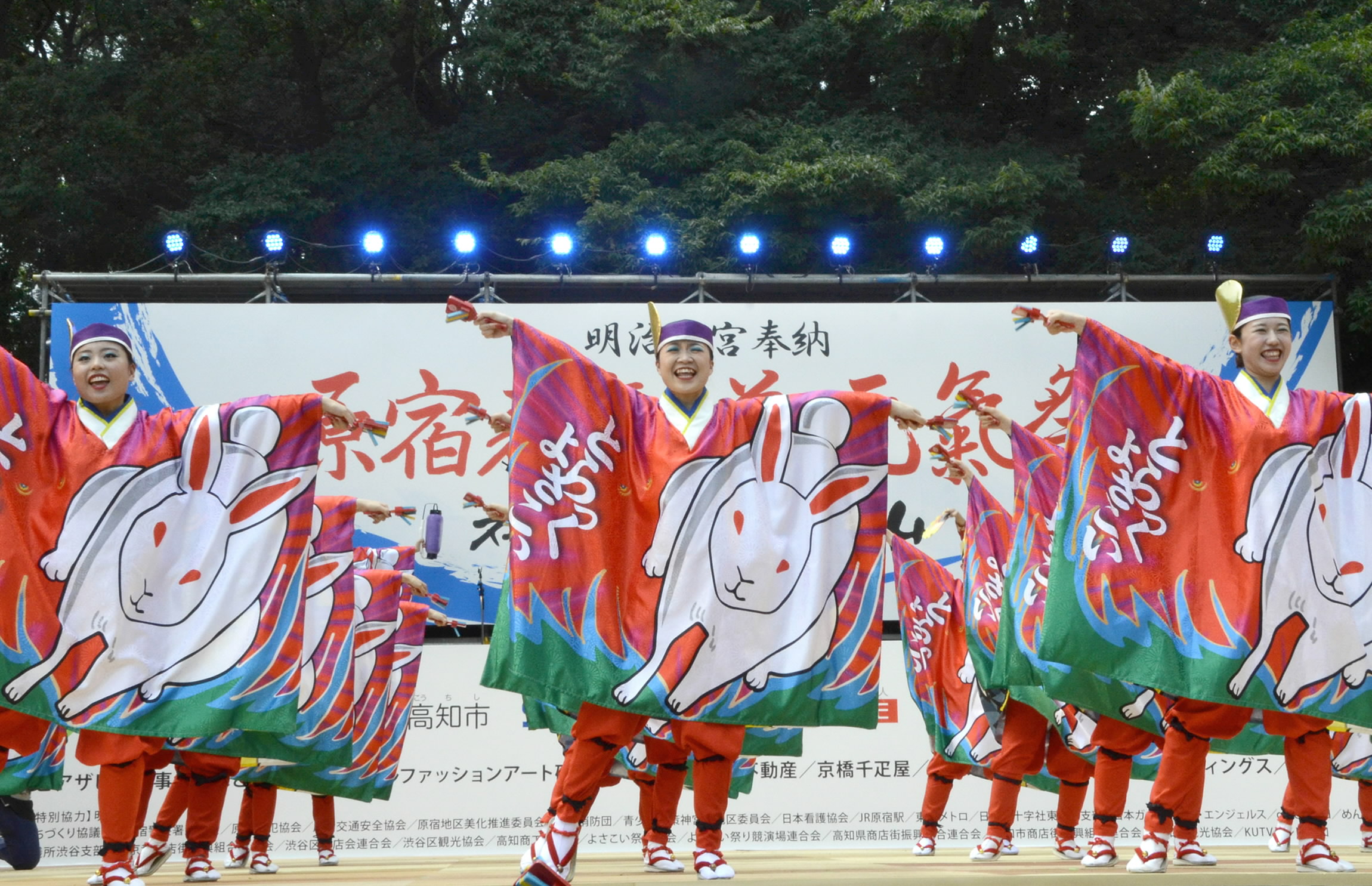 原宿で今年も鳴子響く スーパーよさこい開幕に6000人、とらっくよさこい（ちふれ）など参加 | 高知新聞