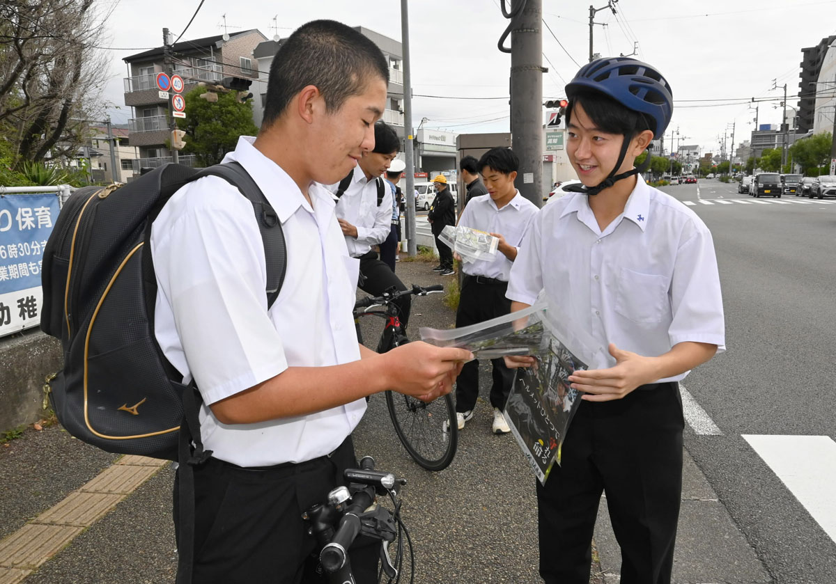 小津高生がヘルメット着用呼びかけ 高知市 11月から自転車の「ながらスマホ」や酒気帯び運転に罰則 | 高知新聞
