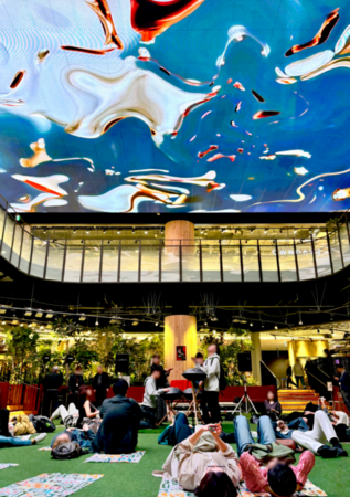 落合陽一氏の新作が国内最大級LEDビジョンを彩る BiVi新さっぽろで楽器と響きあうAIと映像の芸術体験 | 高知新聞