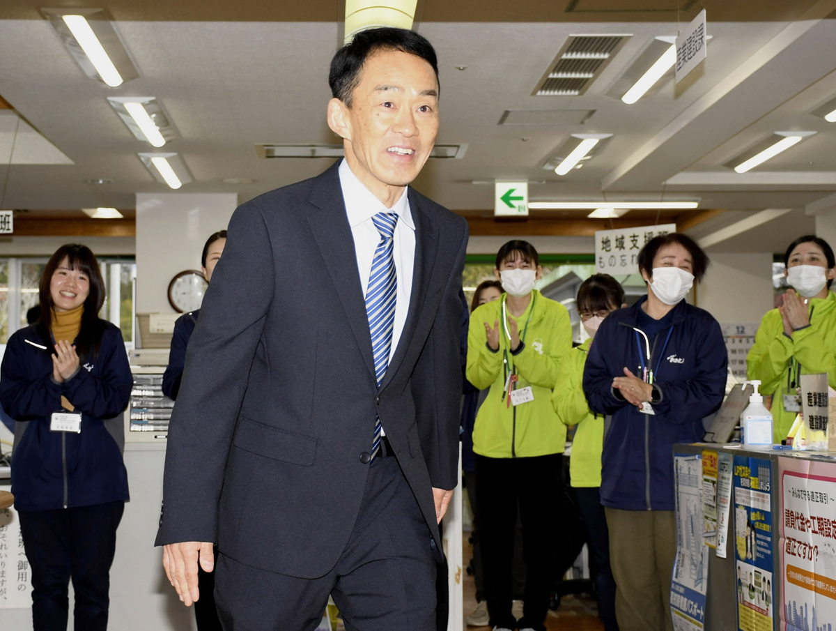 「希望が持てるまちに」 下村大豊町長が初登庁 | 高知新聞