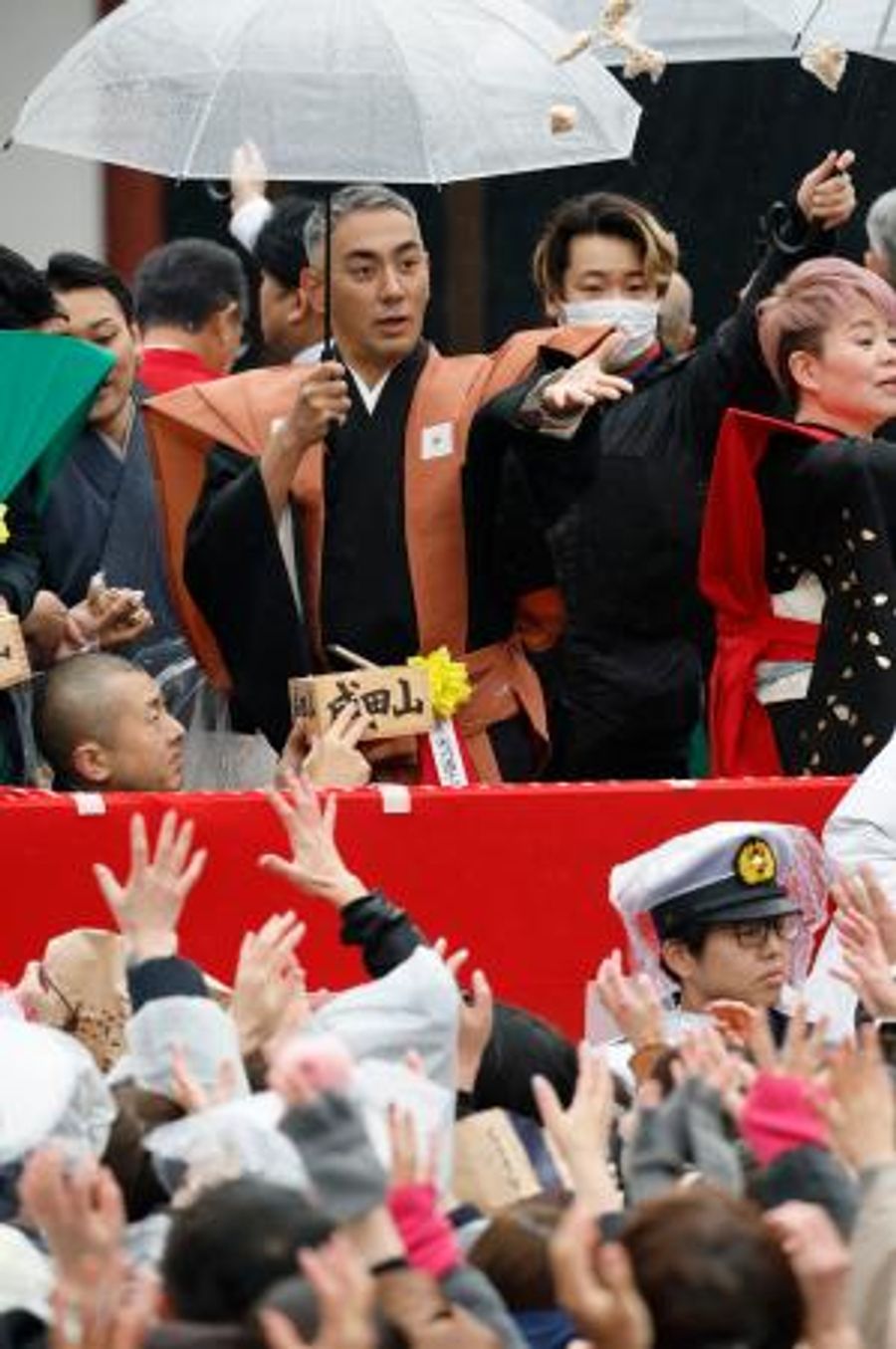 成田山新勝寺で節分豆まき 市川團十郎白猿さんら参加 | 高知新聞