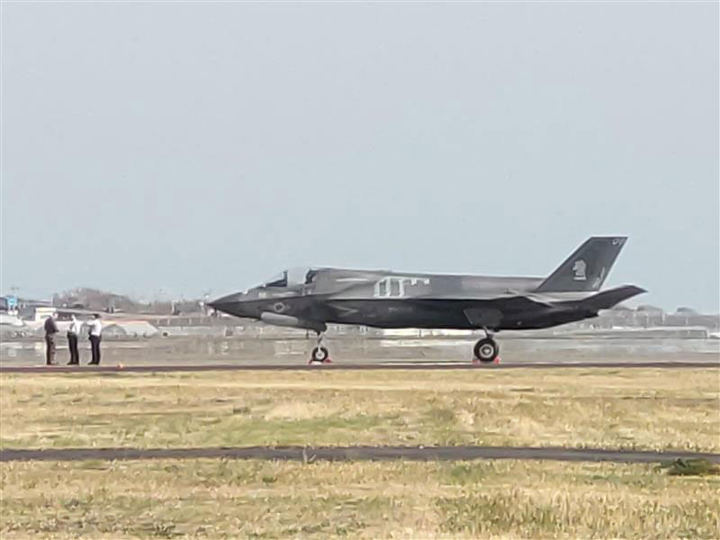 【動画】米軍戦闘機が緊急着陸 高知空港 機材トラブルか F35ステルス機 | 高知新聞
