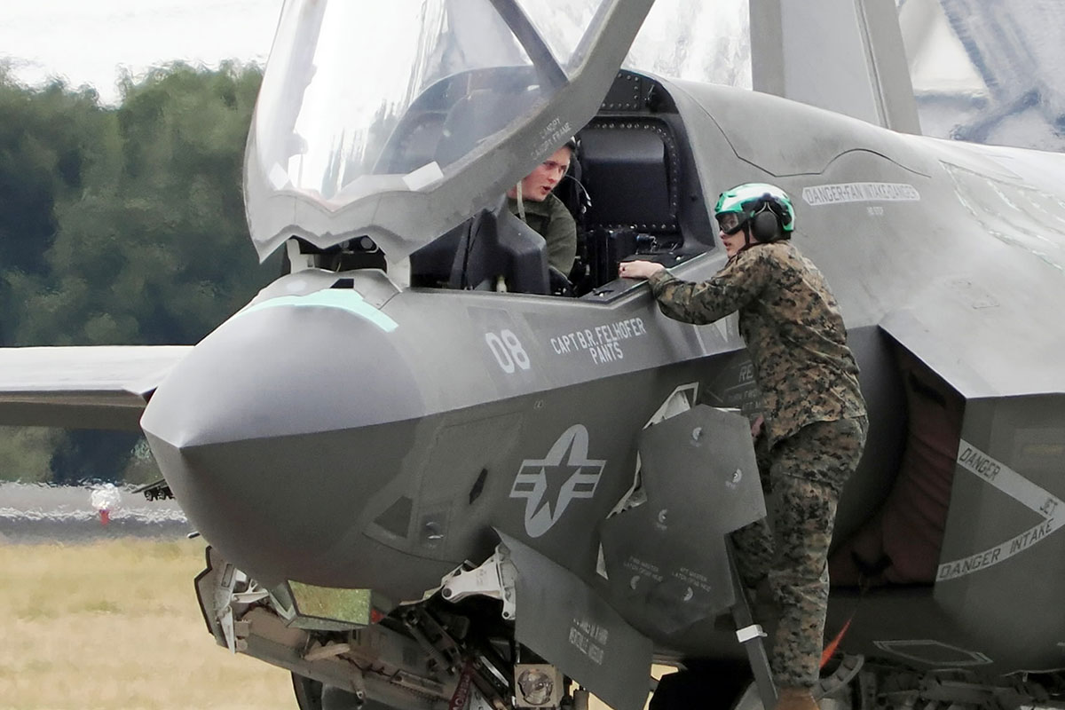 米軍F35ステルス戦闘機、コックピット開け整備作業続き...まだ飛ばず 高知龍馬空港に緊急着陸12日目 | 高知新聞