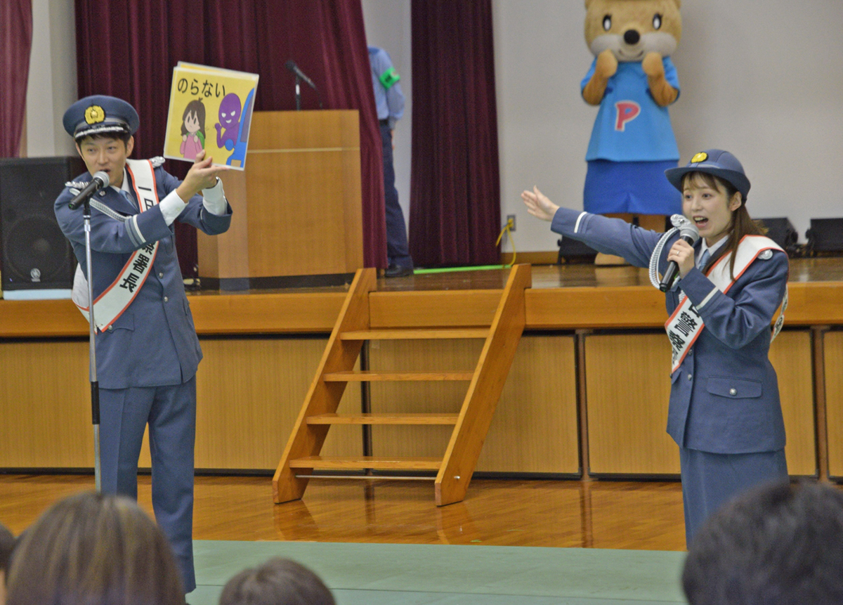 「デカレンジャー」吉田友一さんと菊地美香さんが一日警察署長 高知県三原村で防犯イベント | 高知新聞