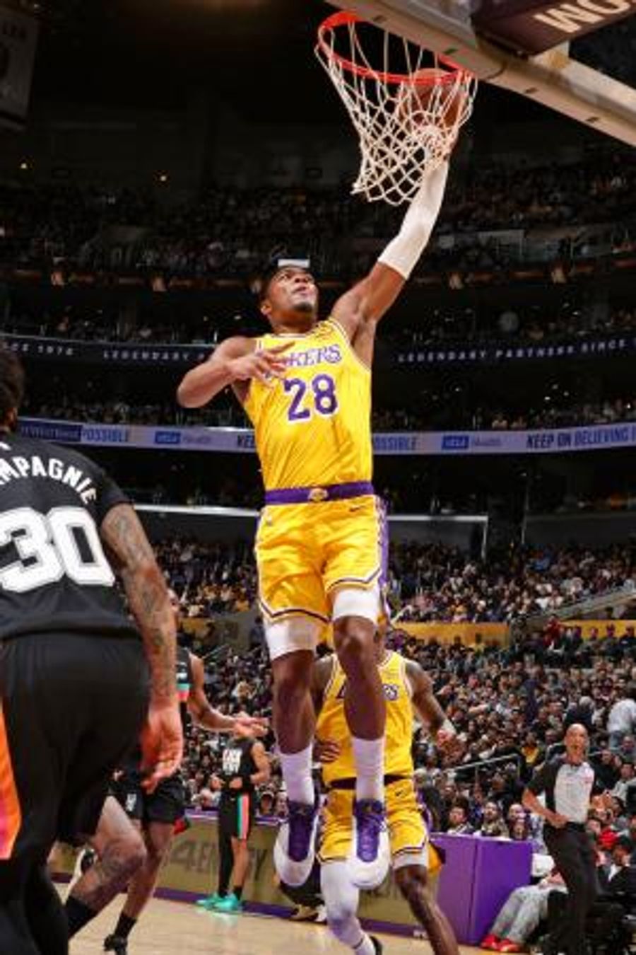 NBA、レーカーズ八村は6得点 チームは連敗 | 高知新聞
